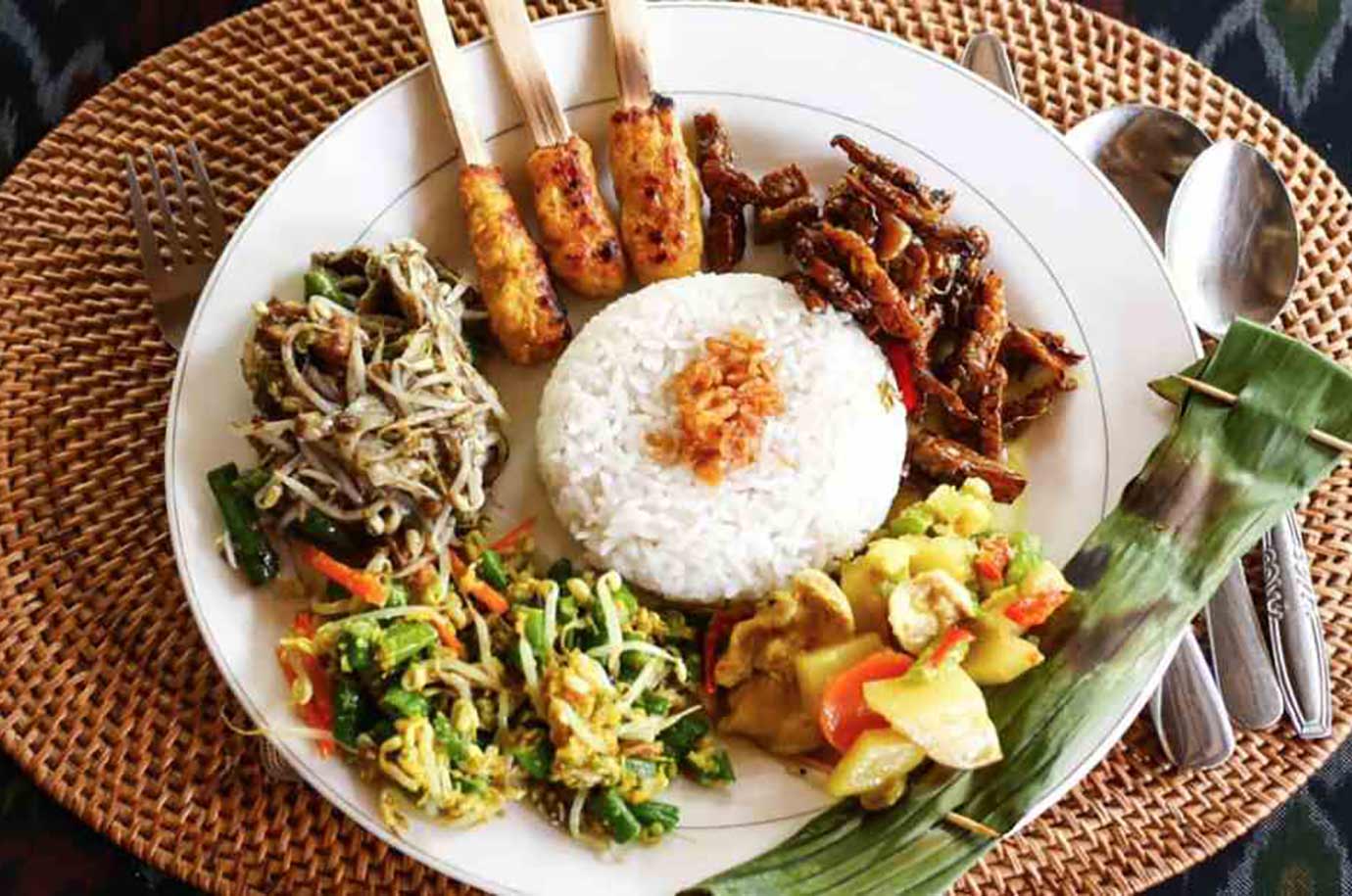 Bali Food Guide 2025: 20+ Must-Try Balinese Foods & Local Eats