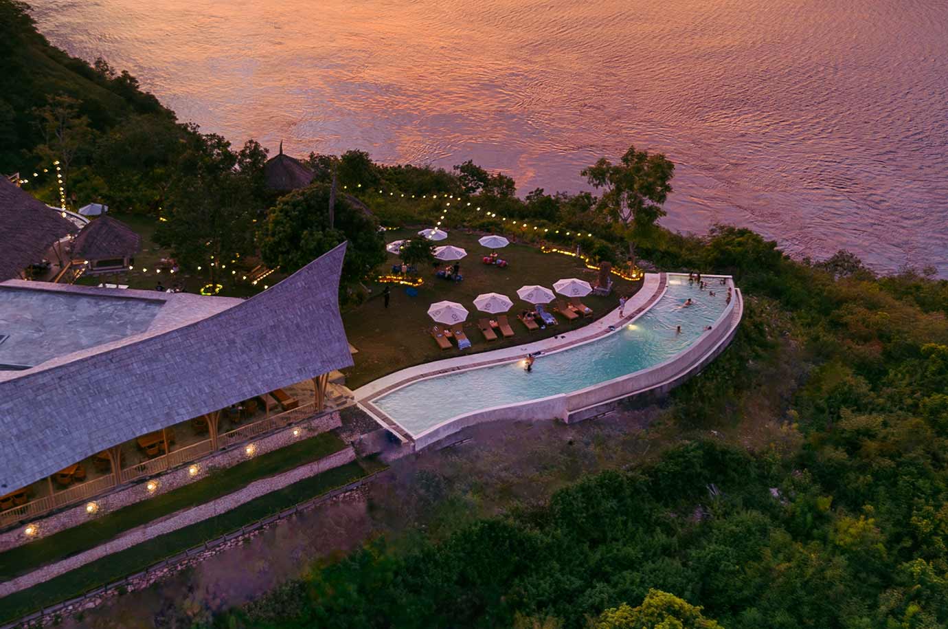Top Bars in Nusa Penida 2025: Best Places for Cocktails, Views & Vibes